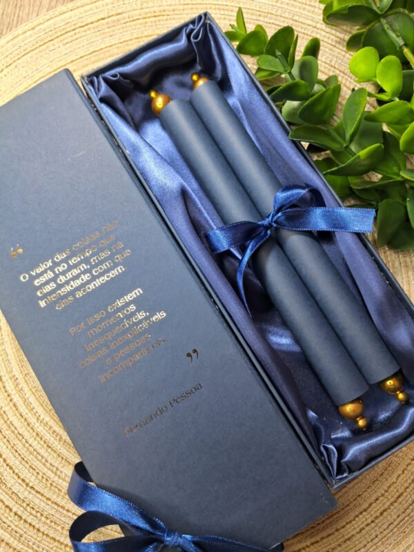 Convite Estilo Pergaminho Azul e Prata - Atelier Andrea Nocera